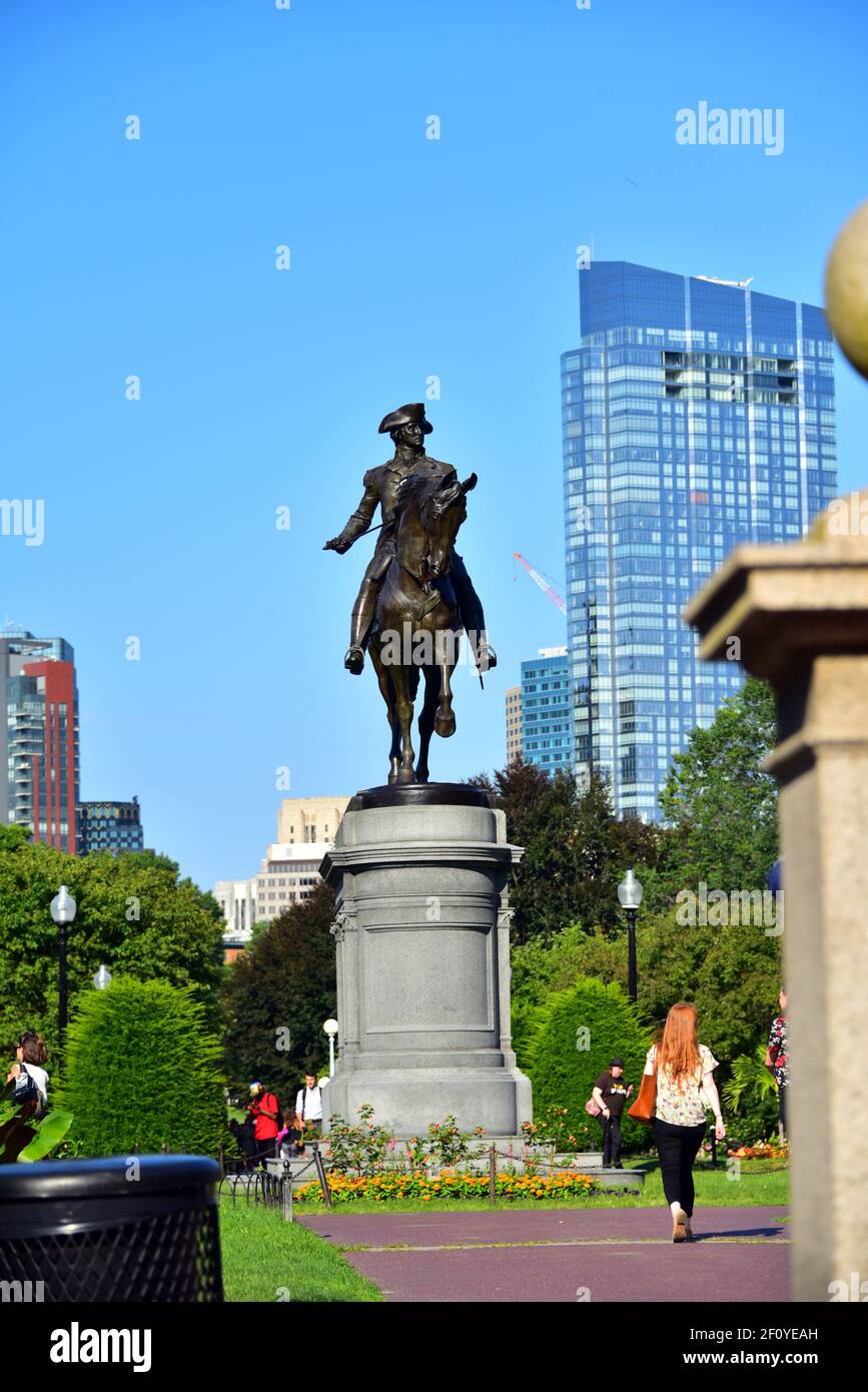 George Washington statue in Boston Common with pedestrians and park ...
