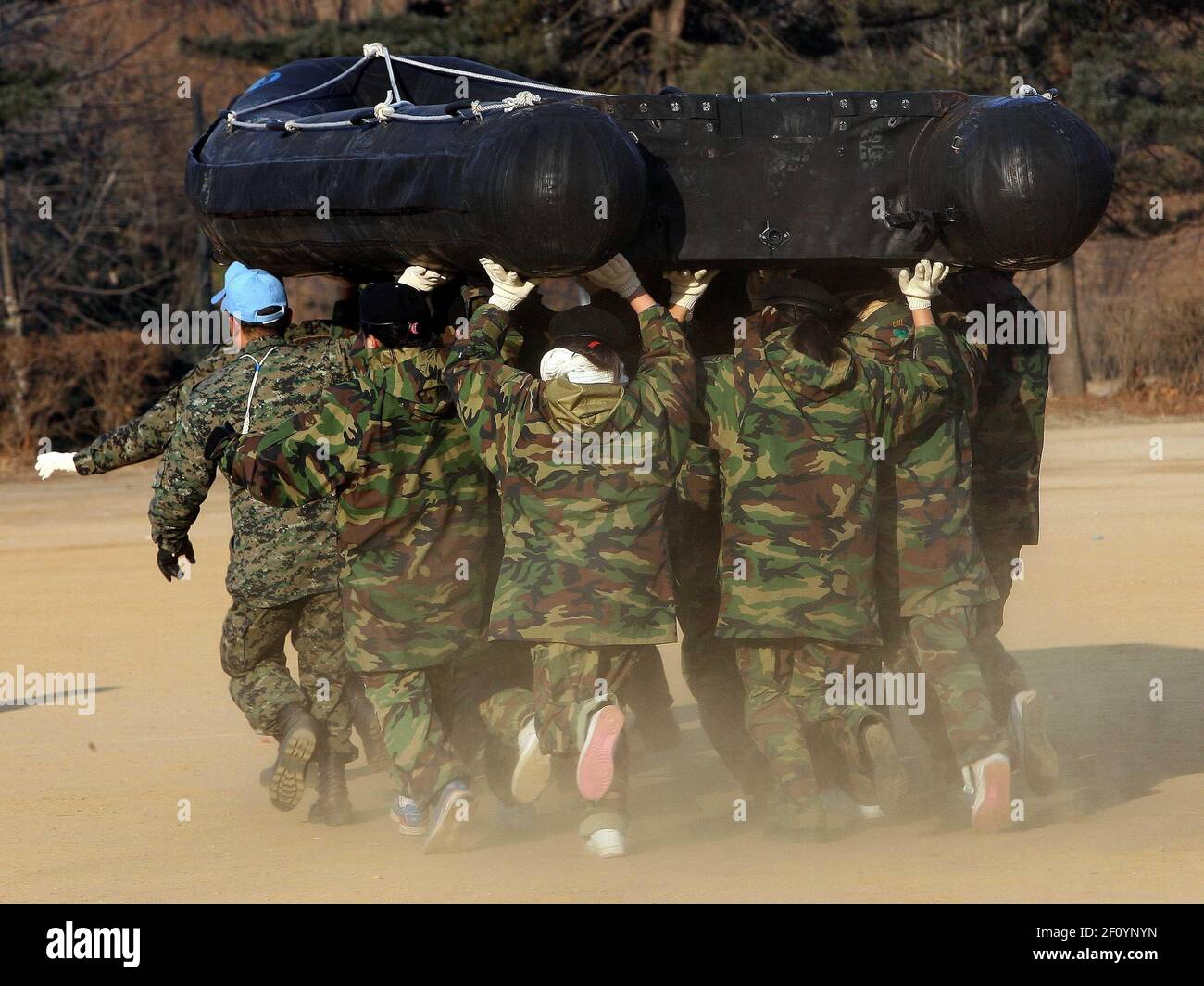 14 JANUARY 2009 - SEOUL, SOUTH KOREA : South Korean take boat a winter ...