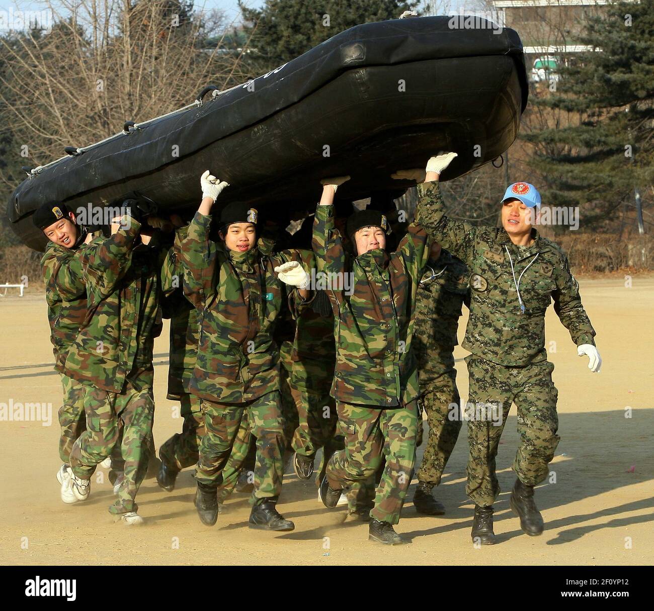 14 JANUARY 2009 - SEOUL, SOUTH KOREA : South Korean take boat a winter ...
