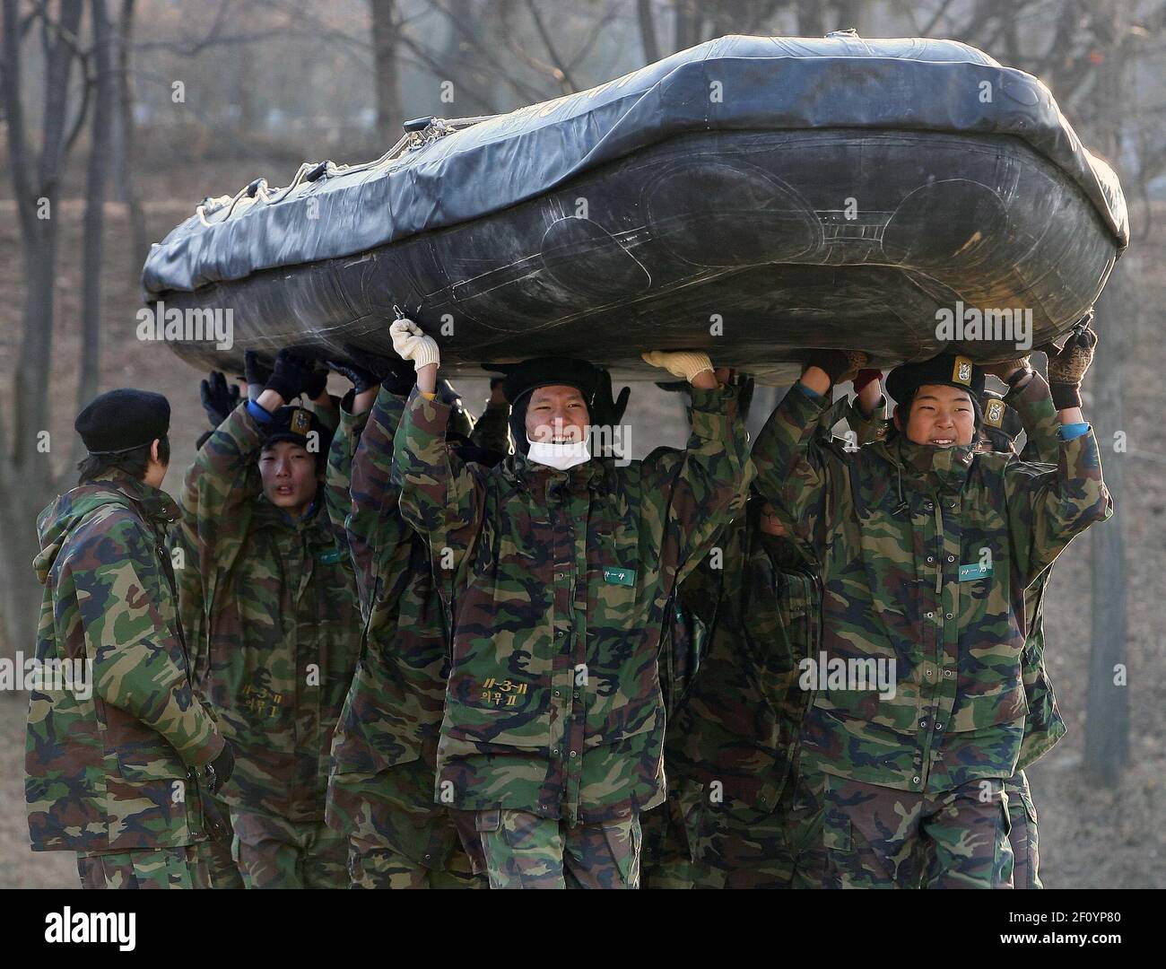 14 JANUARY 2009 - SEOUL, SOUTH KOREA : South Korean take boat a winter ...
