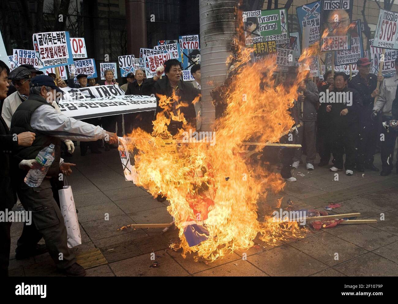 4 April 2009 - Seoul, South Korea : South Korean protesters burn a mock ...