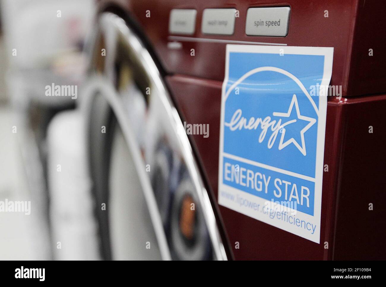 23 April 2009 - Commack, NY - Energy Star signage sits on appliances at ...