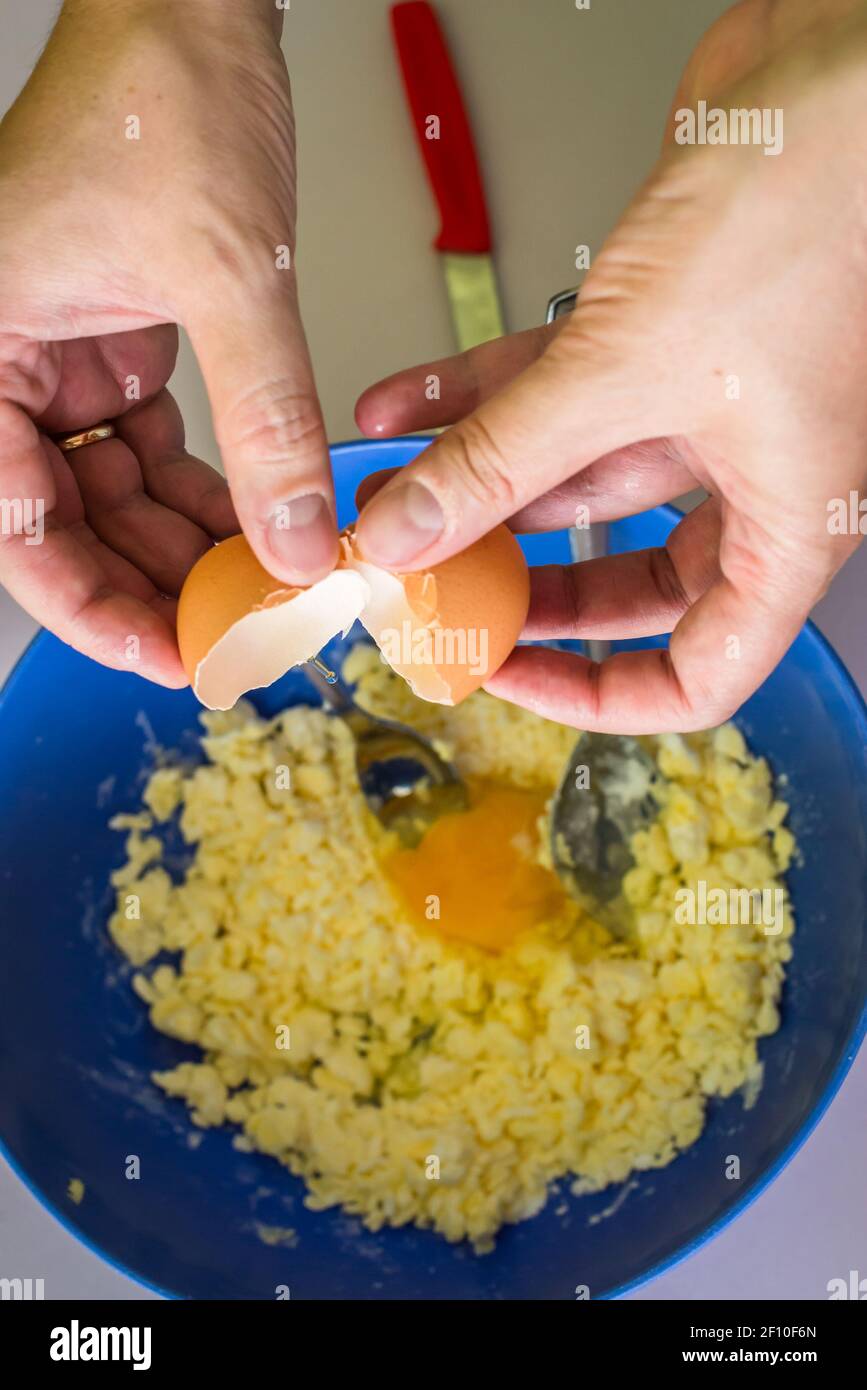 Cracked raw eggs, falling hi-res stock photography and images - Alamy