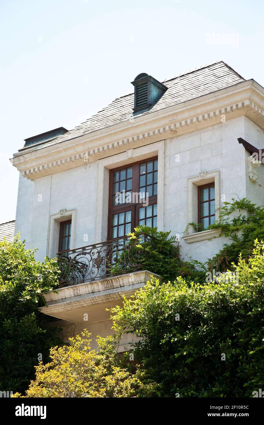 Fans gather outside Michael Jackson's Mansion. 28 June 2009, Bel Air ...