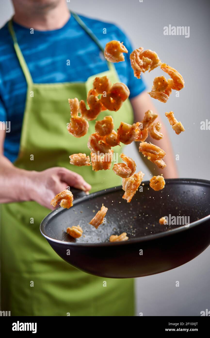 Wok throwing hi-res stock photography and images - Alamy