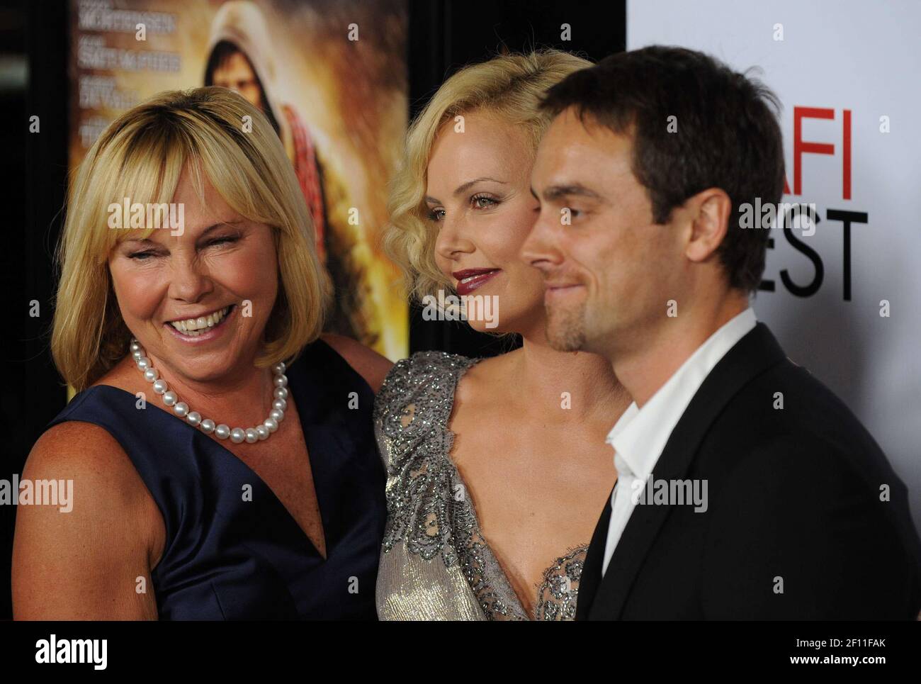 Charlize Theron, Mom and Stuart Townsend. 4 November 2009, Hollywood ...