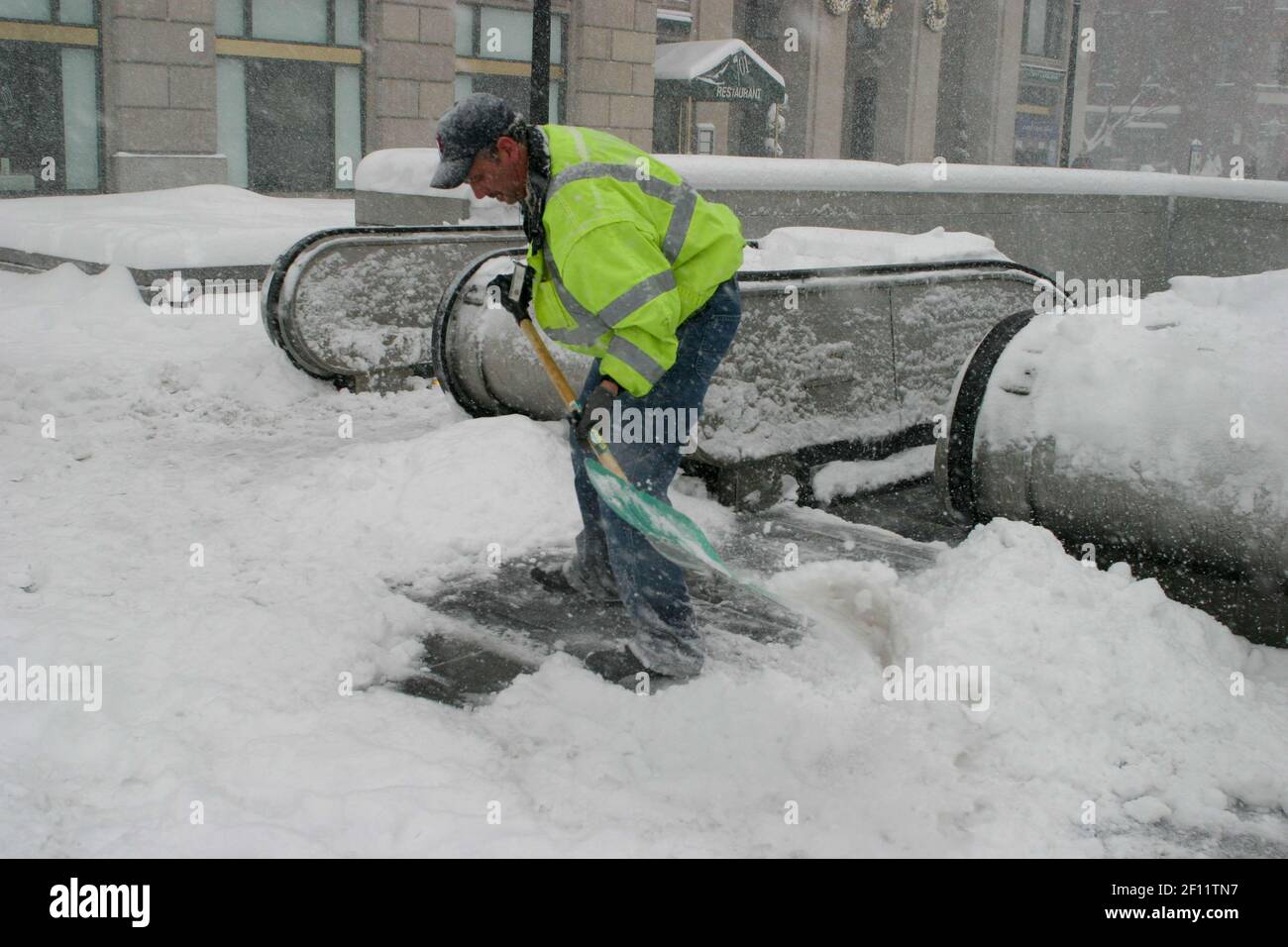 19 December 2009 - Washington, DC - A winter storm has hit the nations ...