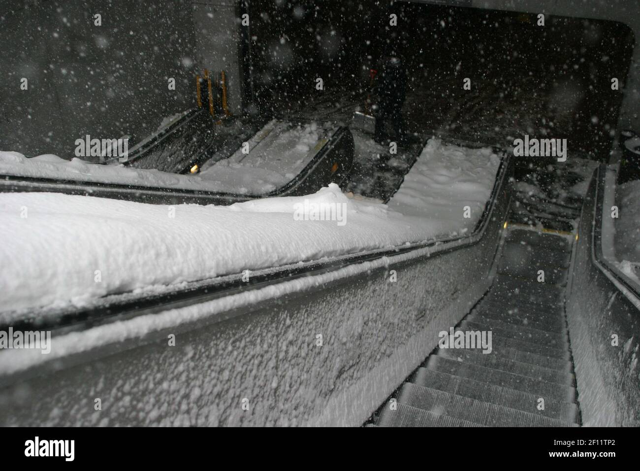 19 December 2009 - Washington, DC - A winter storm has hit the nations ...
