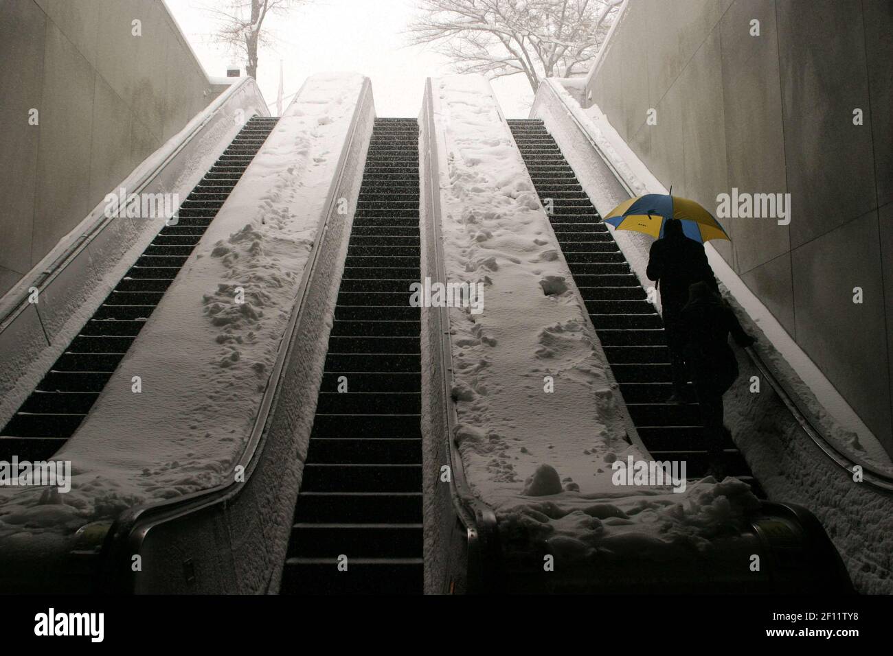 19 December 2009 - Washington, DC - A winter storm has hit the nations ...