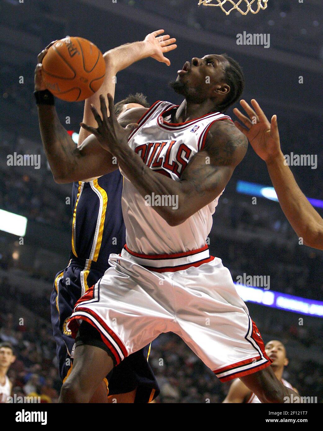Chicago Bulls' Ben Wallace drives to the basket against Indiana Pacers ...