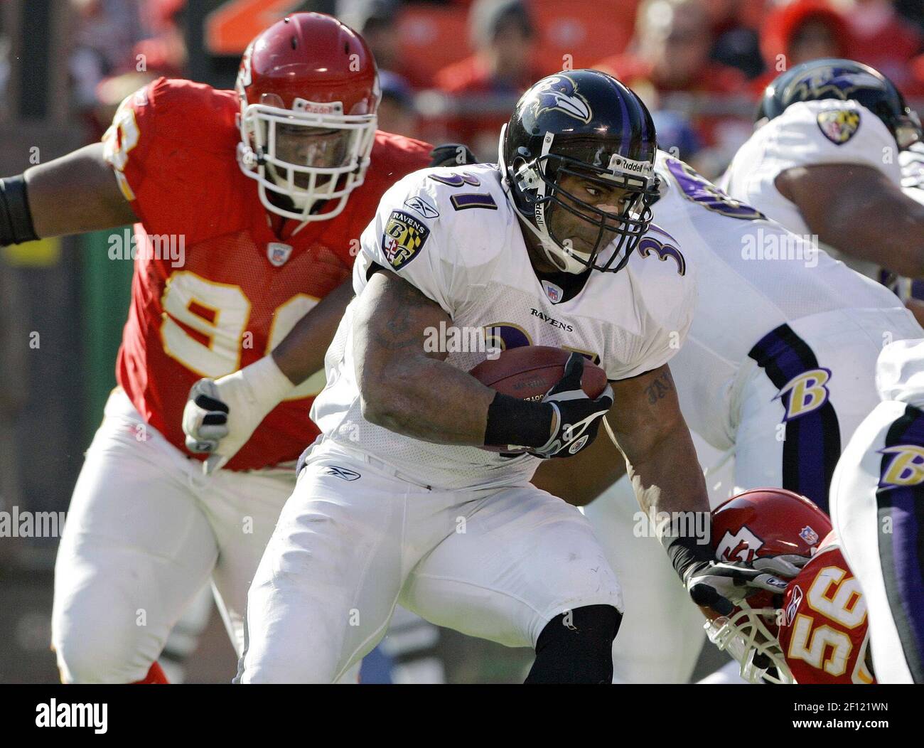 Baltimore Ravens running back Jamal Lewis (31) threads through the ...