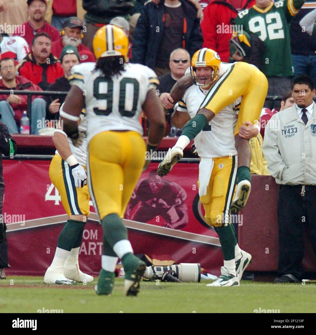 Green Bay Packers quarterback Brett Favre carries wide reciver Donald ...