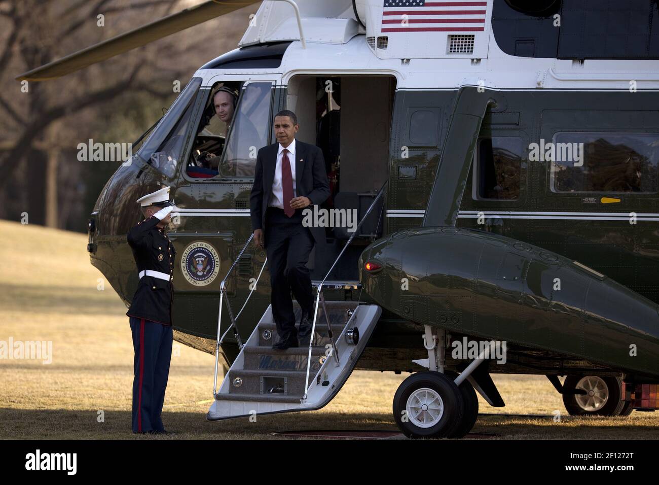 President Barack Obama exits Marine One upon his return to the White ...