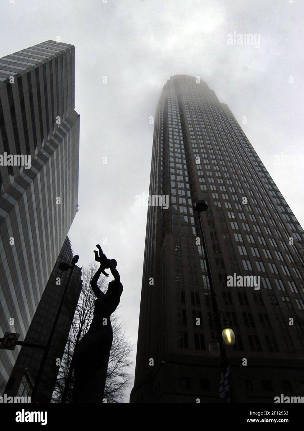 Morning fog sits around the top of Bank of America's headquarters in ...