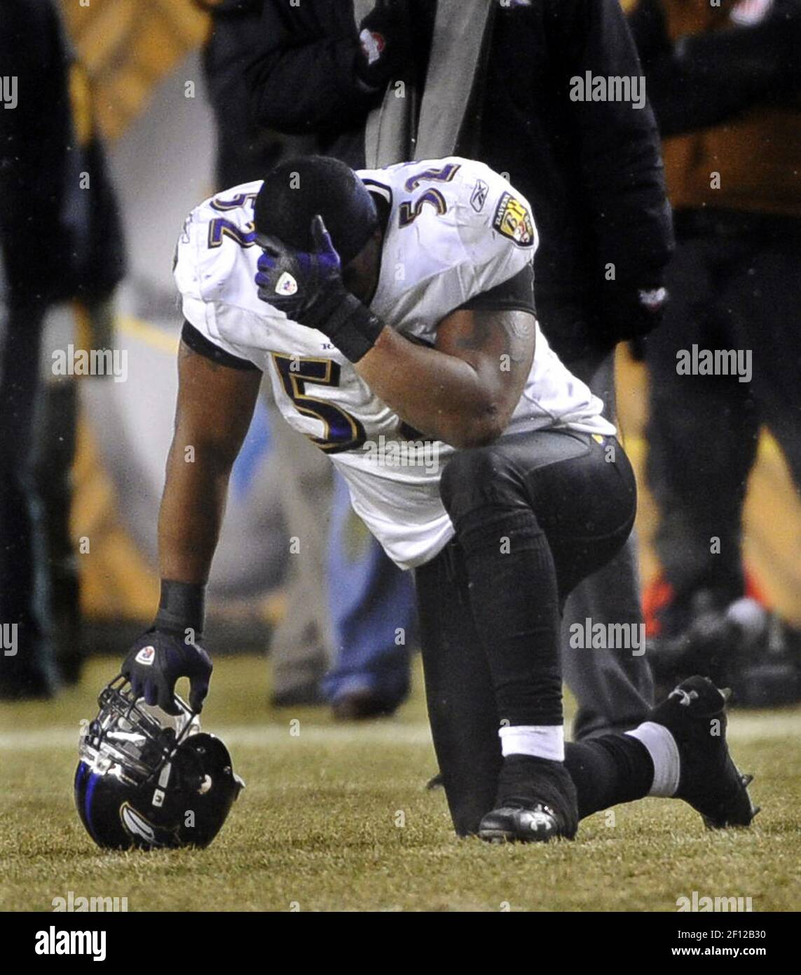 Baltimore Ravens linebacker Ray Lewis bows his head while teammate ...