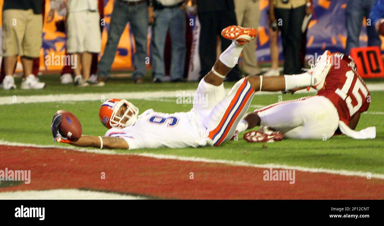 Florida's Louis Murphy (9) stretches for the end zone past Oklahoma's ...
