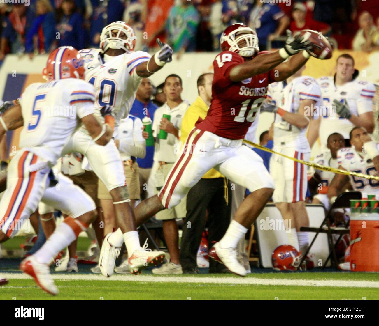 Oklahoma's Jermaine Gresham (18) makes a catch against Florida ...