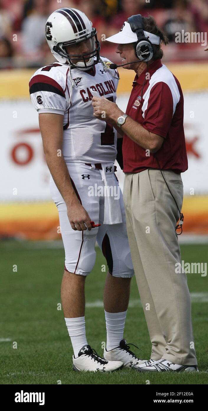 South Carolina head coach Steve Spurrier talks with quarterback Chris ...