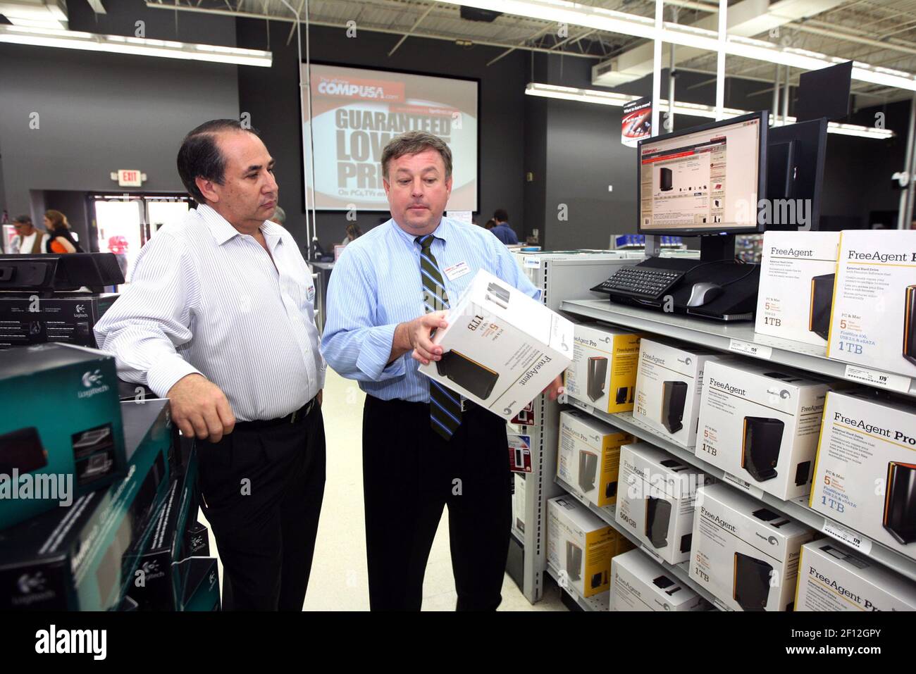 Gilbert Fiorentino (right), CEO of Tiger Direct/CompUSA talks to the ...