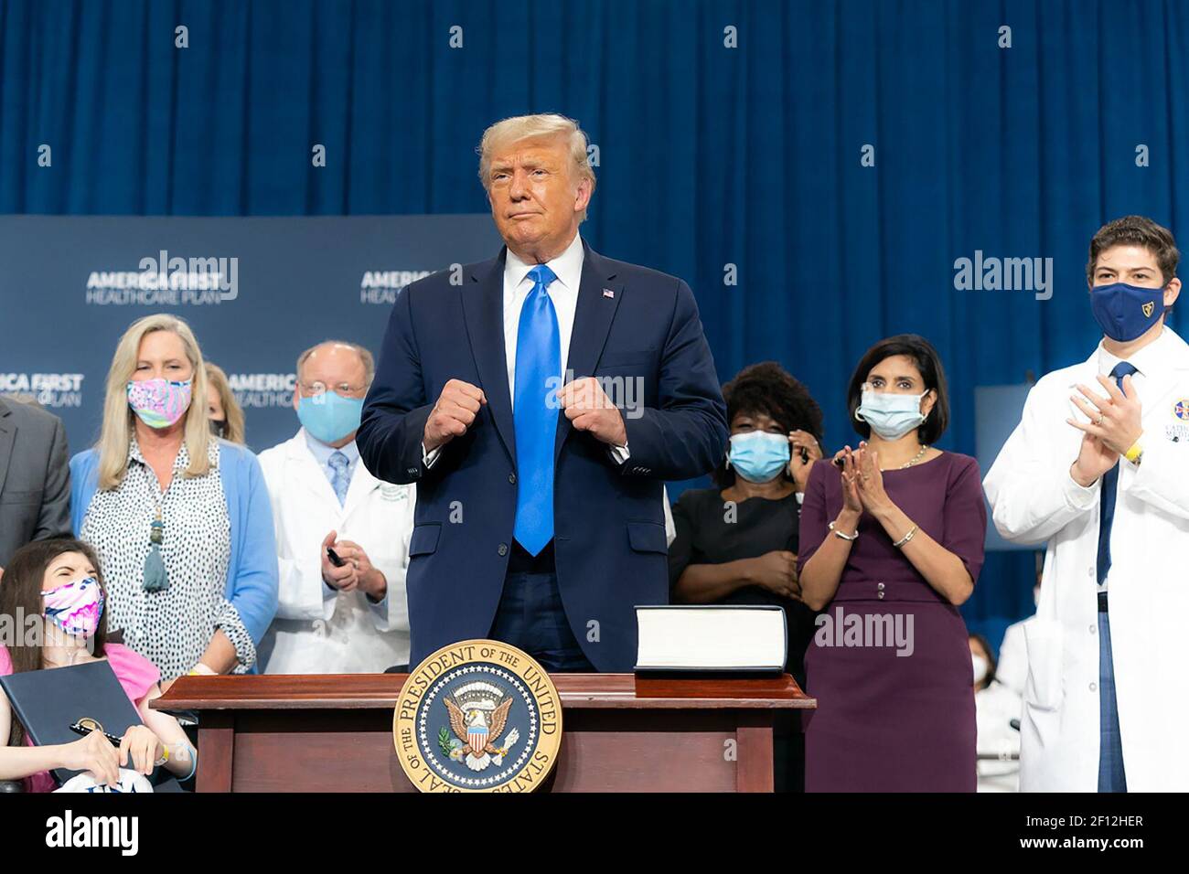 Donald trump fist pump hi-res stock photography and images - Alamy