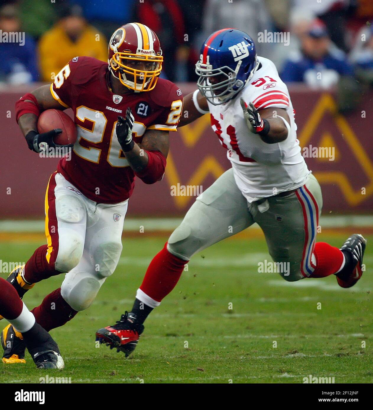Washington Redskins Clinton Portis (26) eludes New York Giants Justin ...