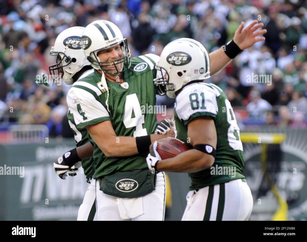 Green Bay Packers quarterback Brett Favre greets Dustin Keller who ...