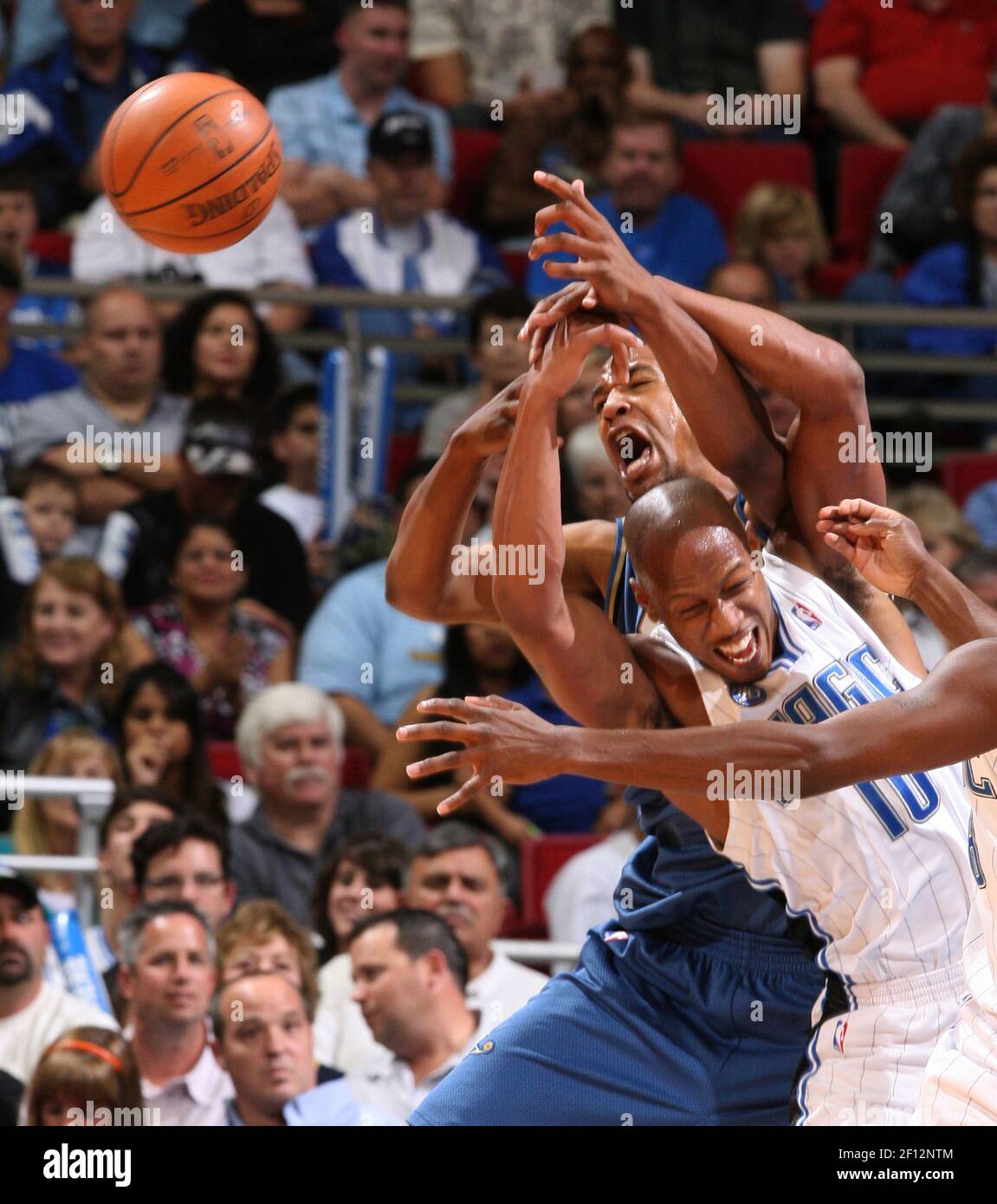 Orlando Magic's Keith Bogans (10) fights for a rebound with Washington ...