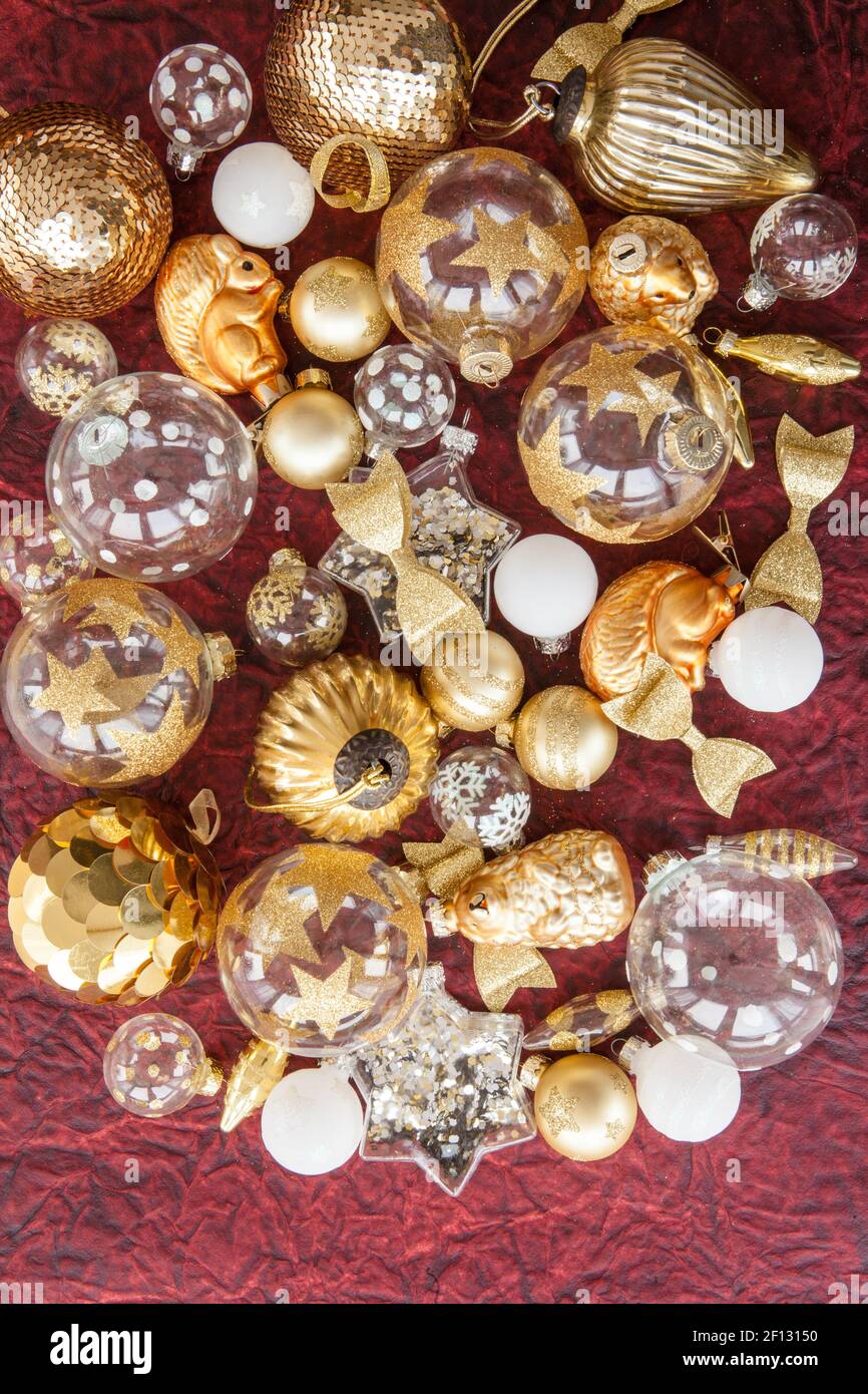White and gold christmas tree hi-res stock photography and images - Alamy