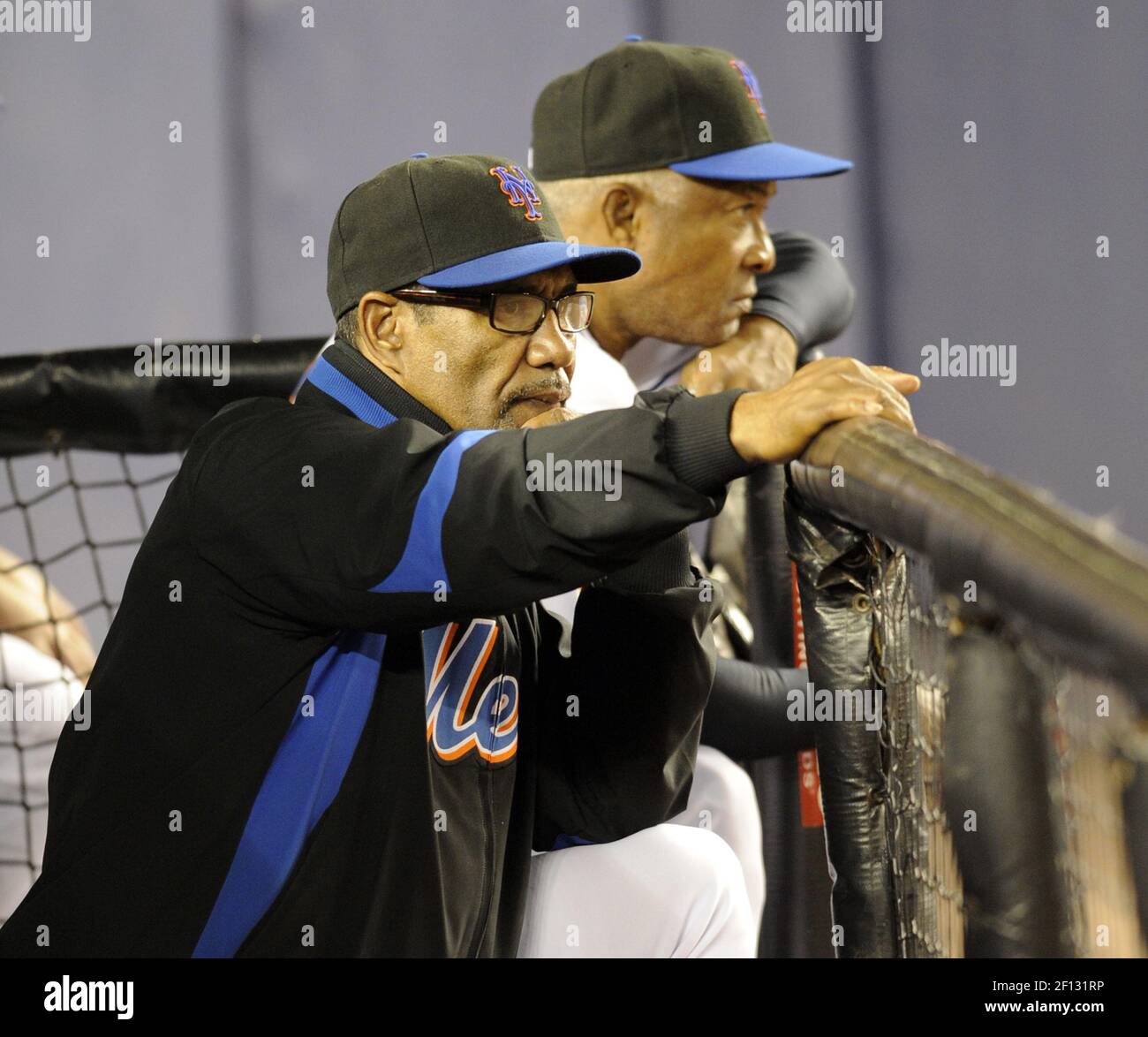 New York Mets Jerry Manuel and Sandy Alomar watch the game action ...