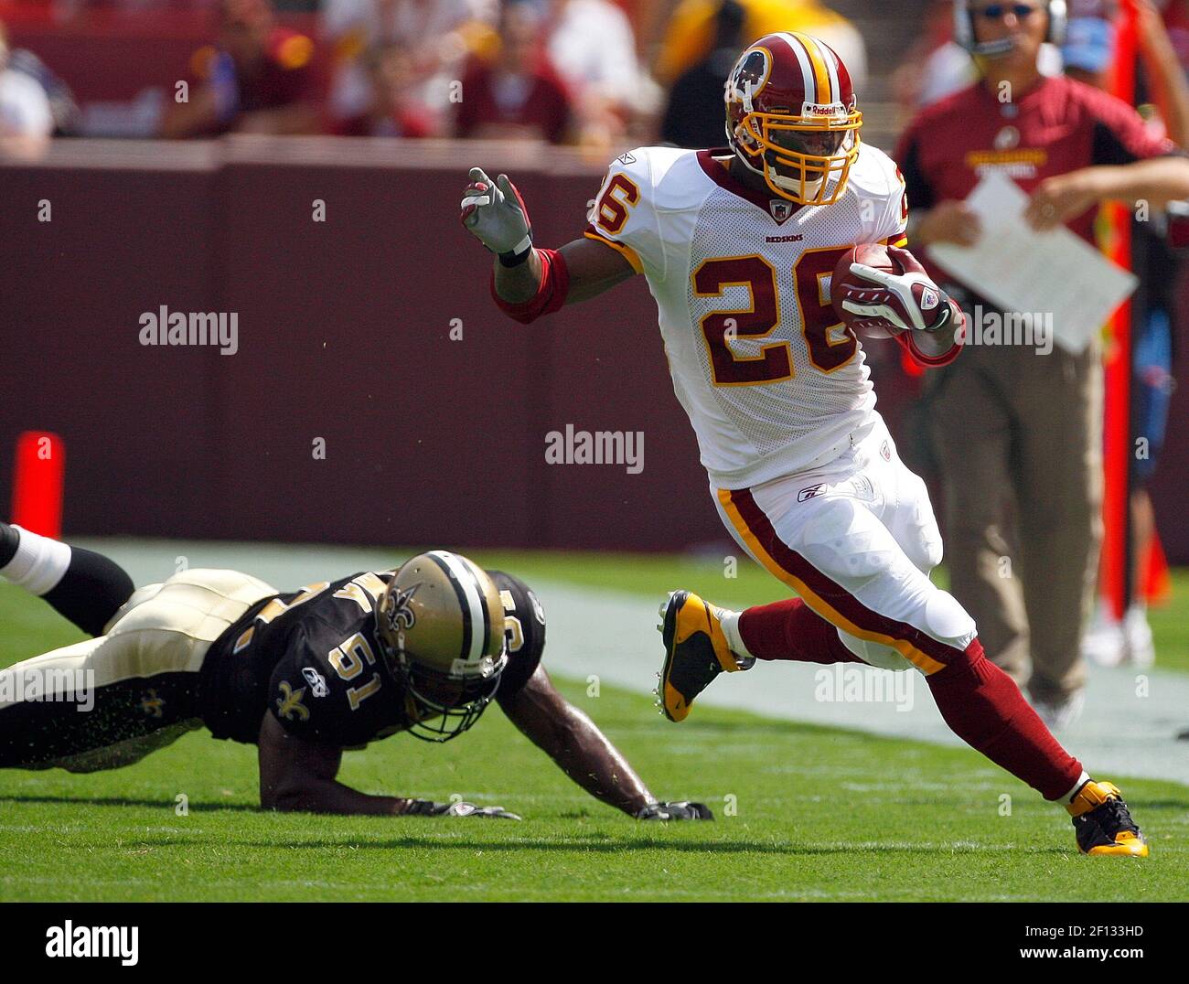 Washington Redskins Clinton Portis (26) eludes the tackle of New ...