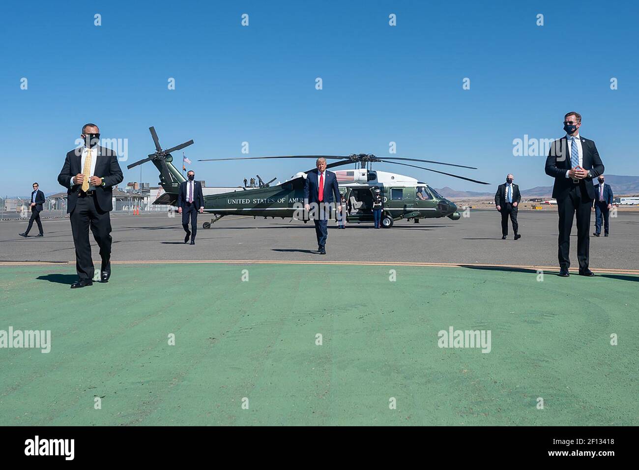 Donald trump walks across the tarmac hi-res stock photography and ...