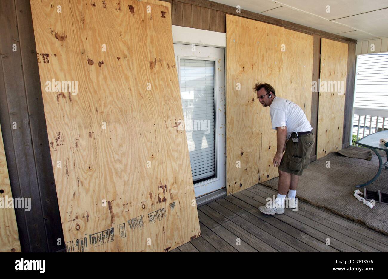 Boarding up windows hurricane hi-res stock photography and images - Alamy