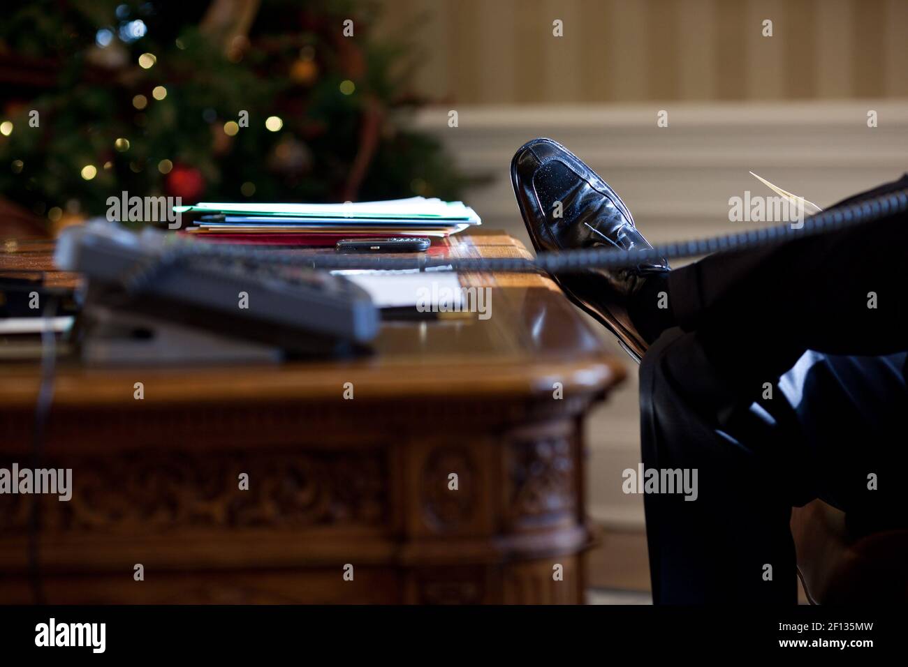 Obama sitting at desk hi-res stock photography and images - Alamy