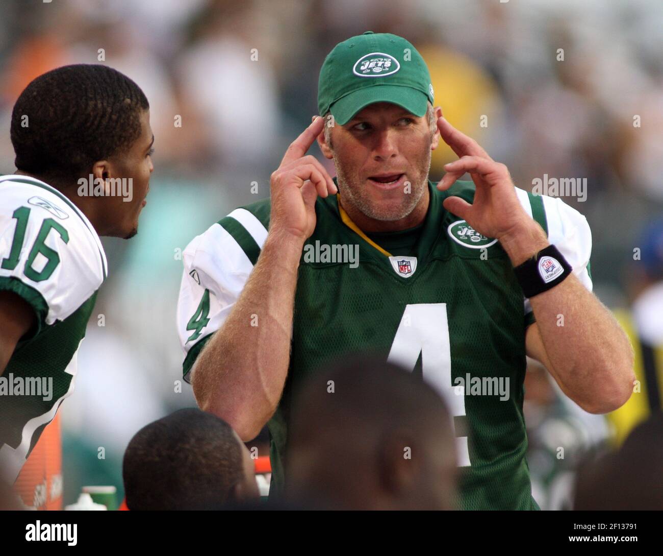 New York Jets quarterback Brett Favre talks to players on the Jets ...