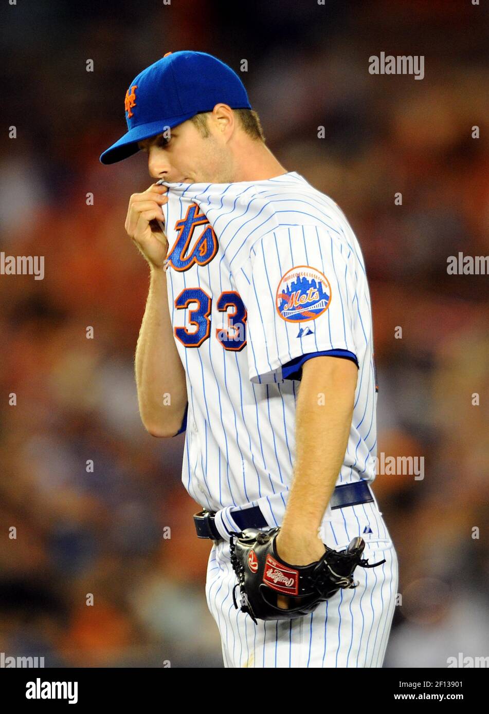 New York Mets' John Maine regroups on the mound in the sixth inning ...