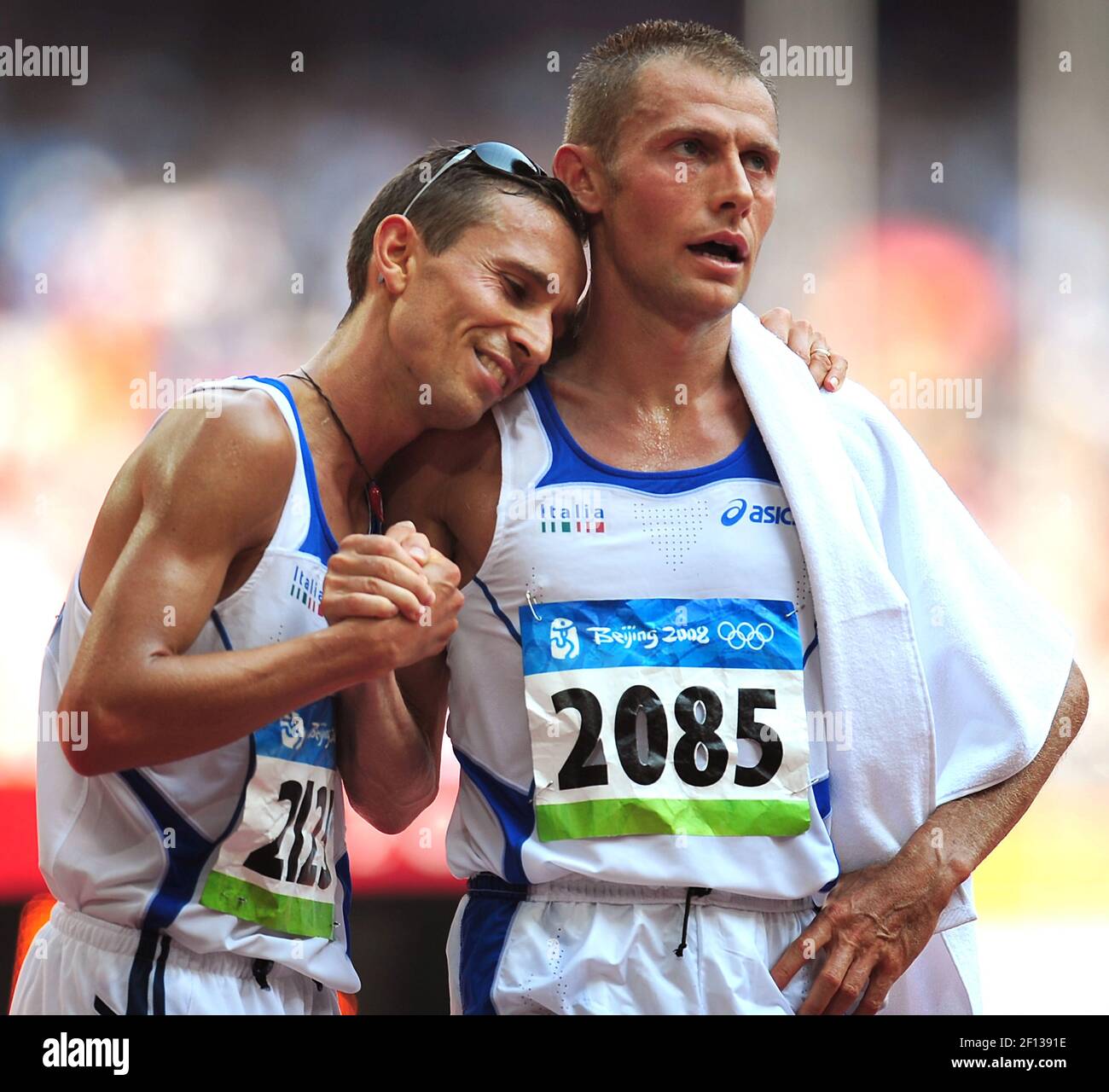 Ruggero Pertile and Stefano Baldini of Italy congratulate each other ...