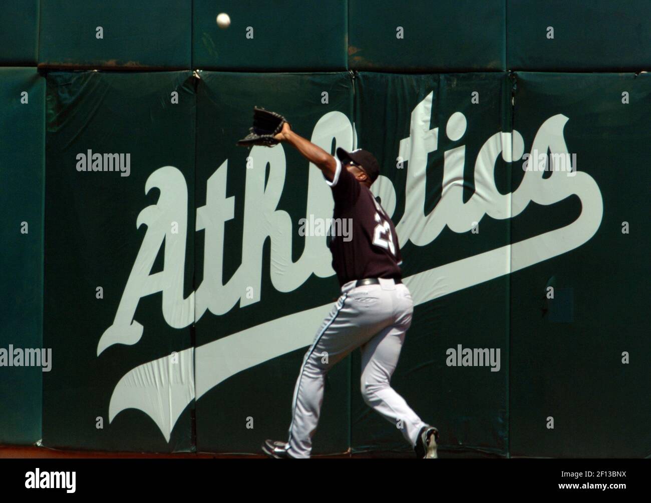 Chicago White Sox Jermaine Dye makes a catch off the bat of Oakland ...