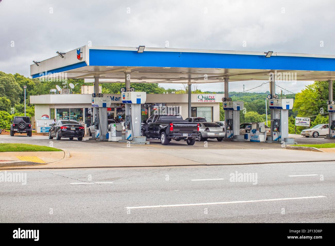 Decatur, Ga / USA - 07 07 20: View of an urban convenience store with ...