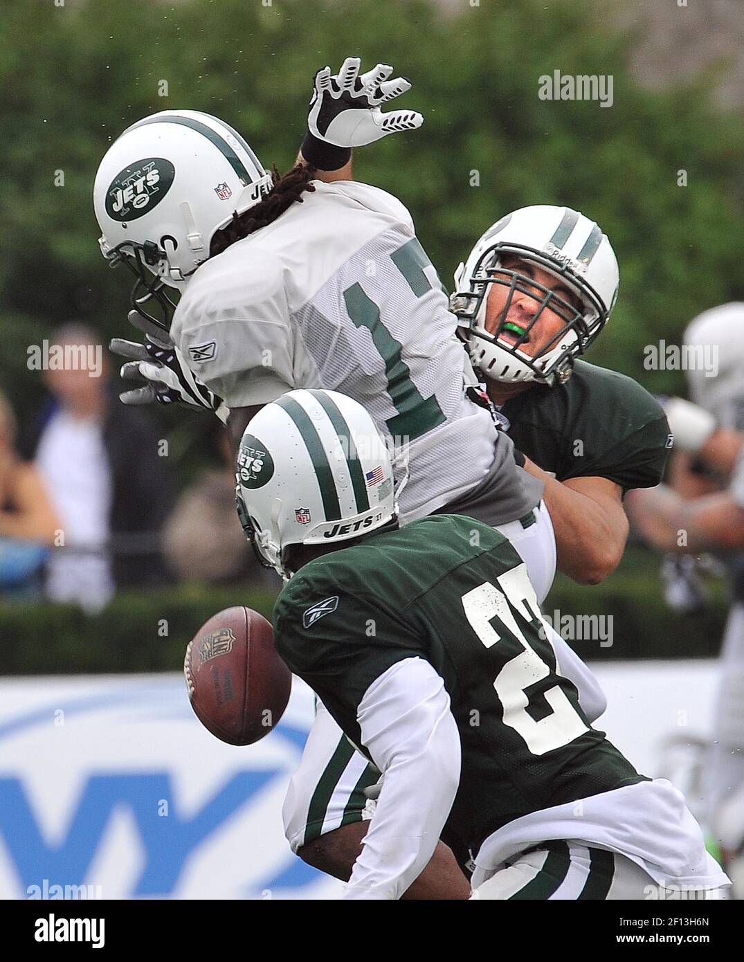 New York Jets Abram Elam (27) helped to put pressure on wide receiver ...