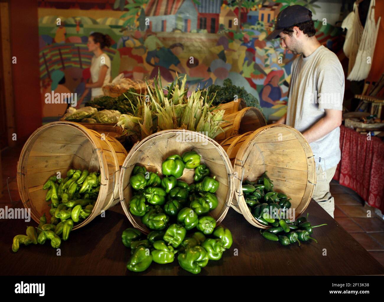Volunteer Chris Becker (right), a New York City chef, and his wife ...