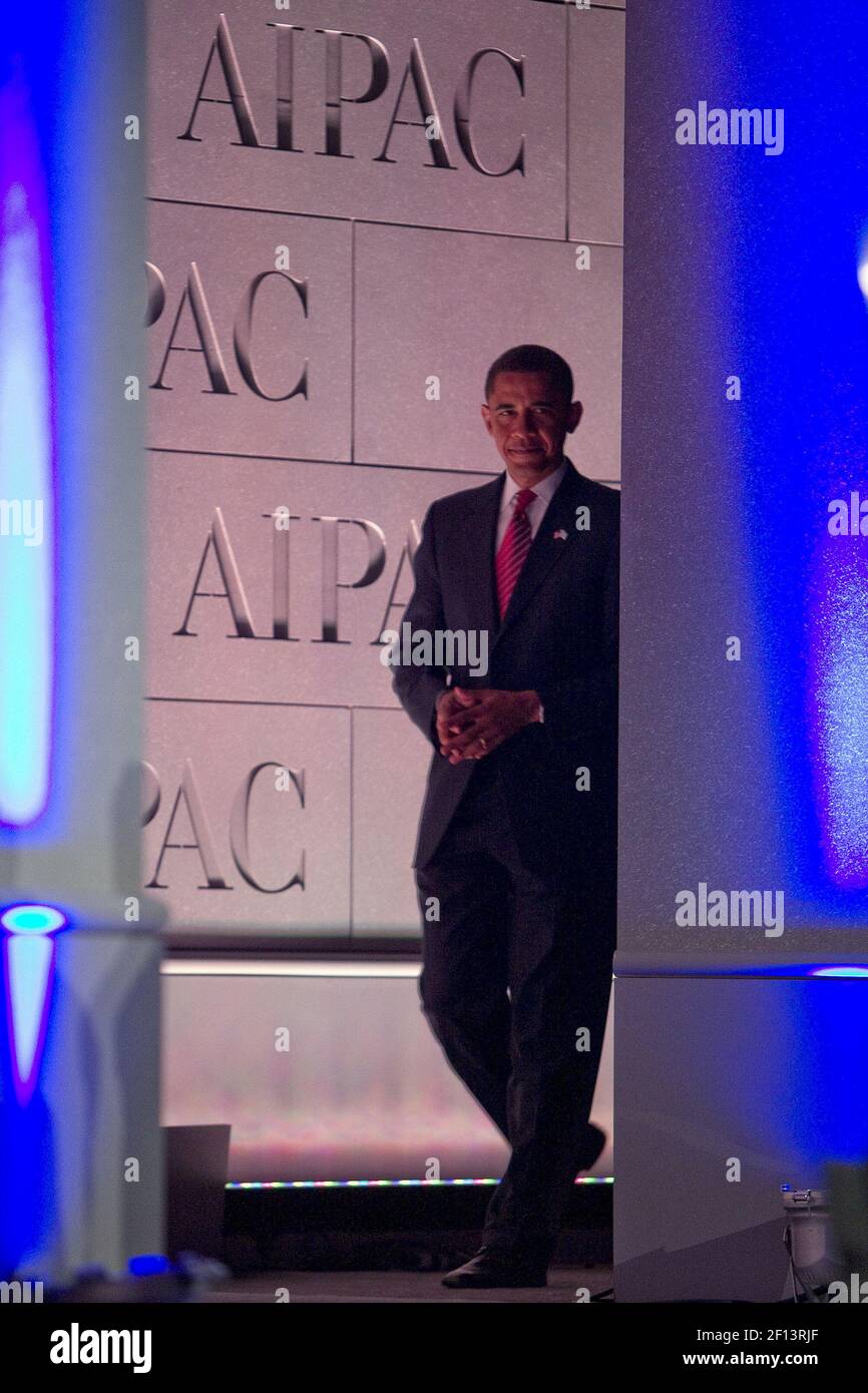 Democratic presidential candidate Sen. Barack Obama (D-IL) walks from ...