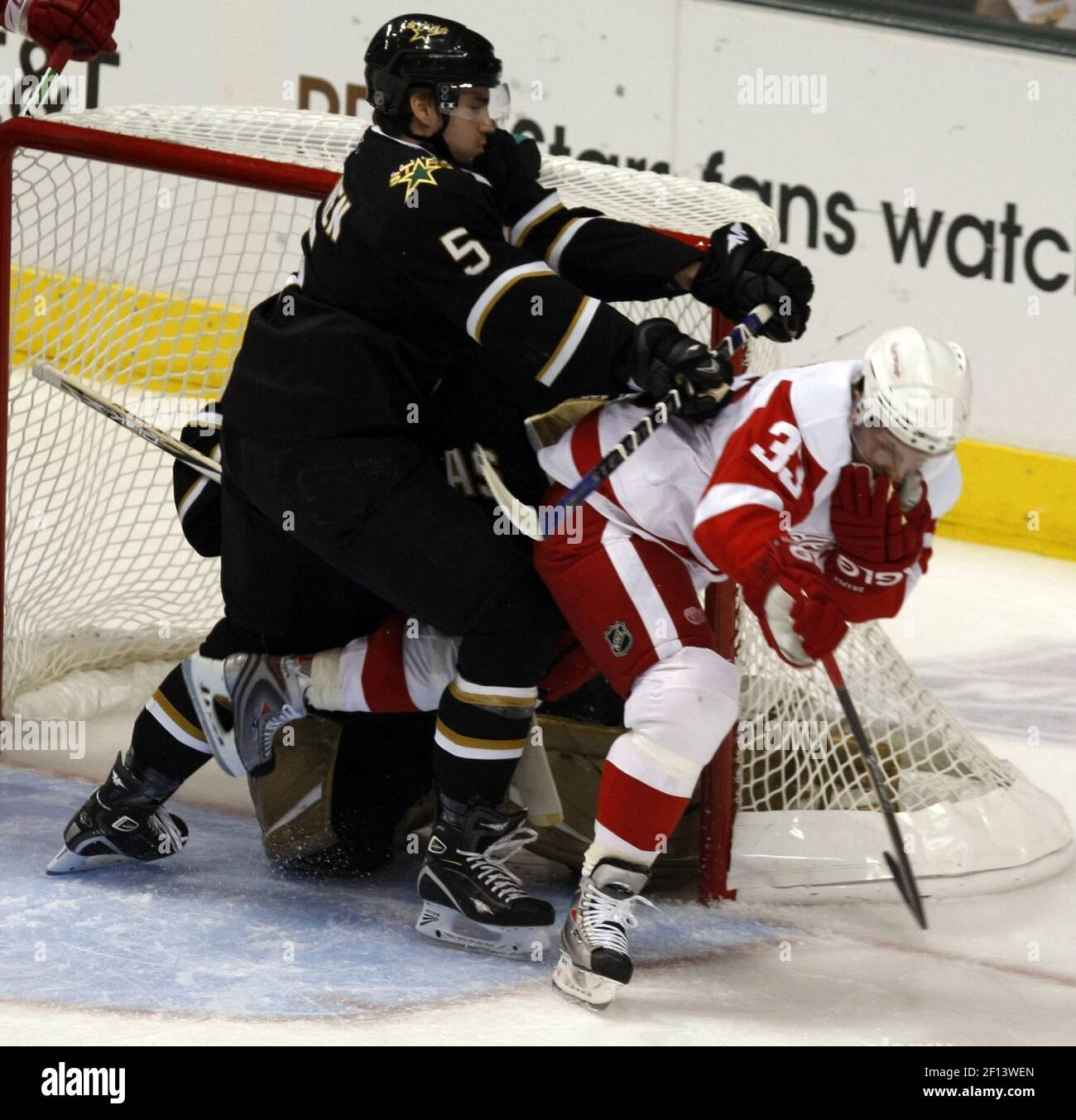 The Detroit Red Wings' Chris Draper (33) bangs one off his face to ...
