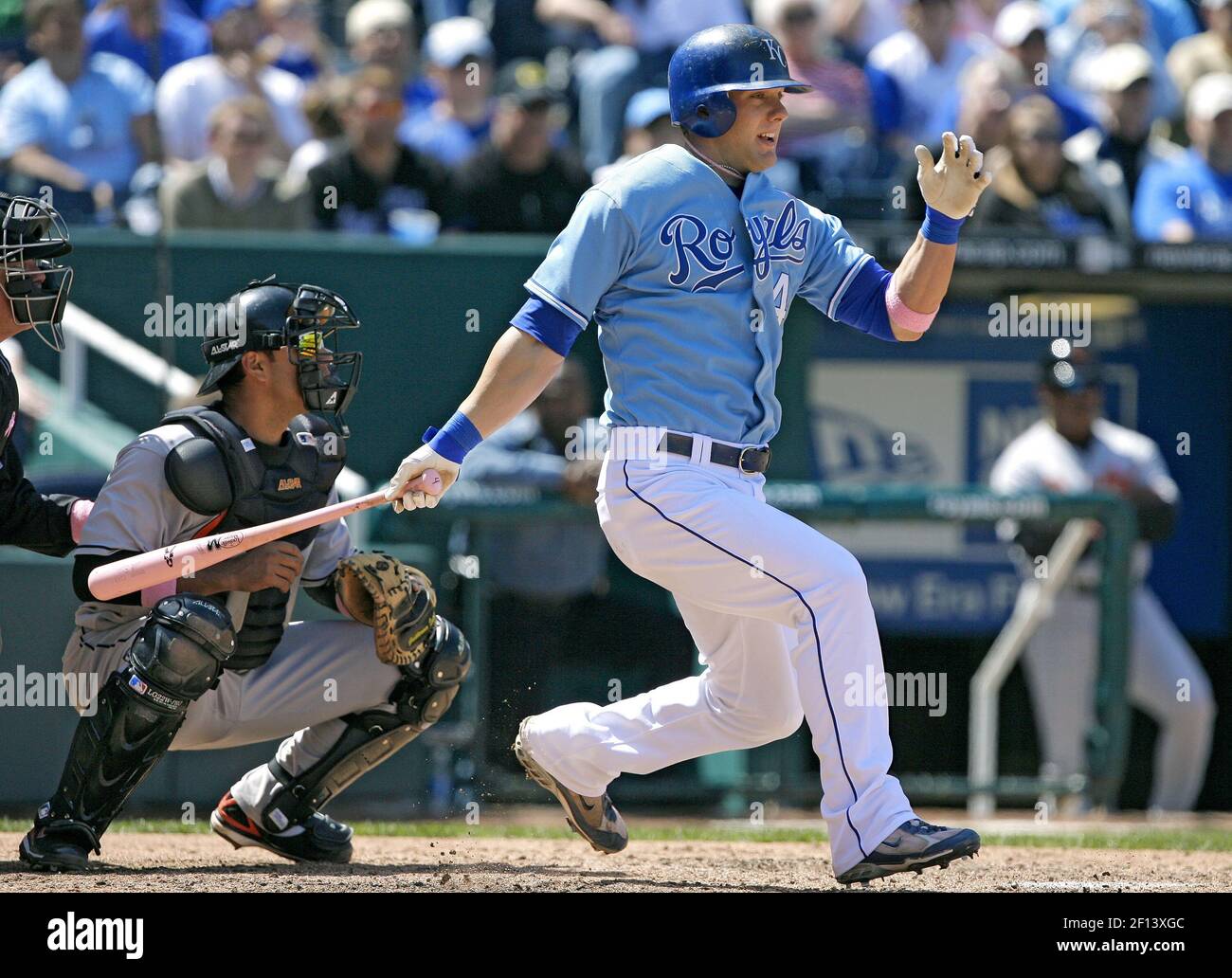 Kansas City Royals' Alex Gordon connects on an RBI single in the ...