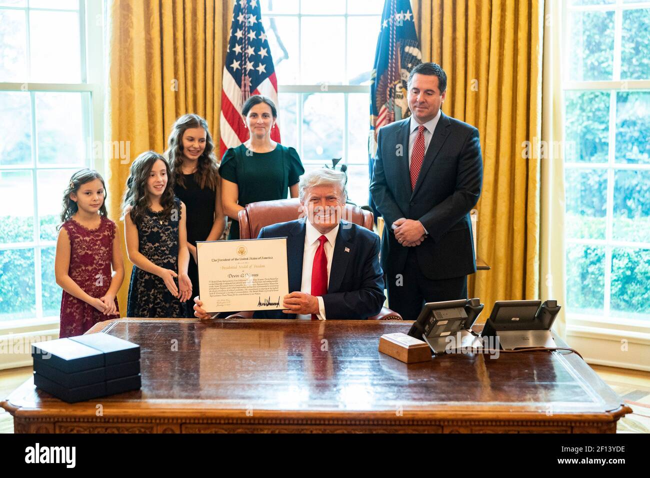 President trump behind his desk in oval office hi-res stock photography ...