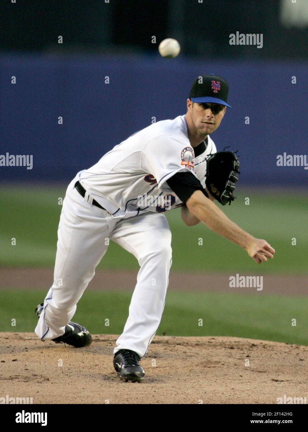New York Mets John Maine (33) pitches against the Philadelphia Phillies ...