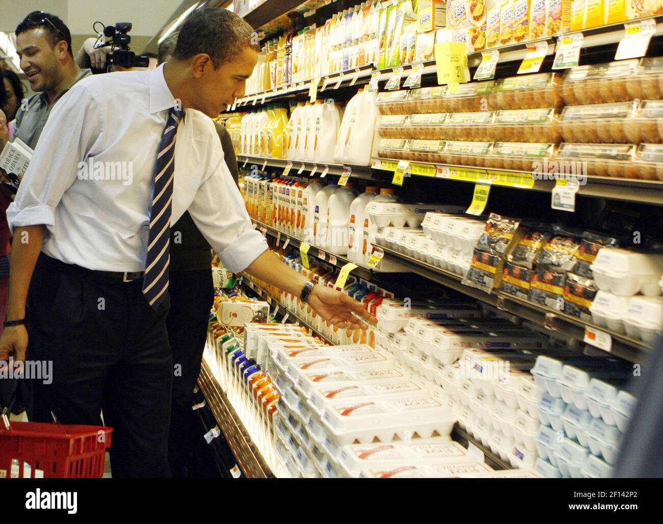 Democratic presidential candidate Sen. Barack Obama shops with secret ...
