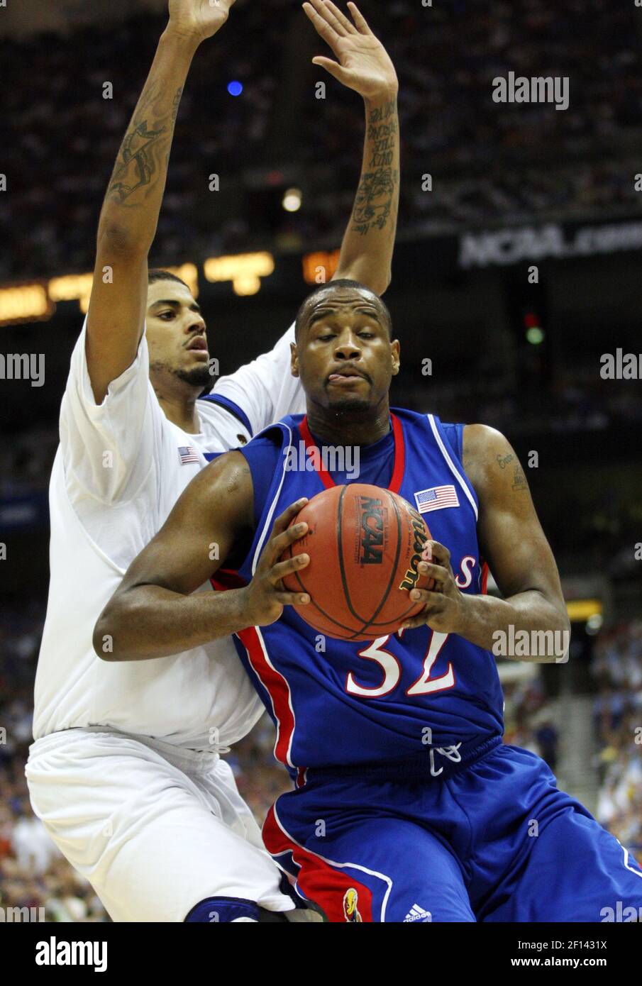 Memphis' Shawn Taggart (left) defends Kansas' Darnell Jackson (32 ...