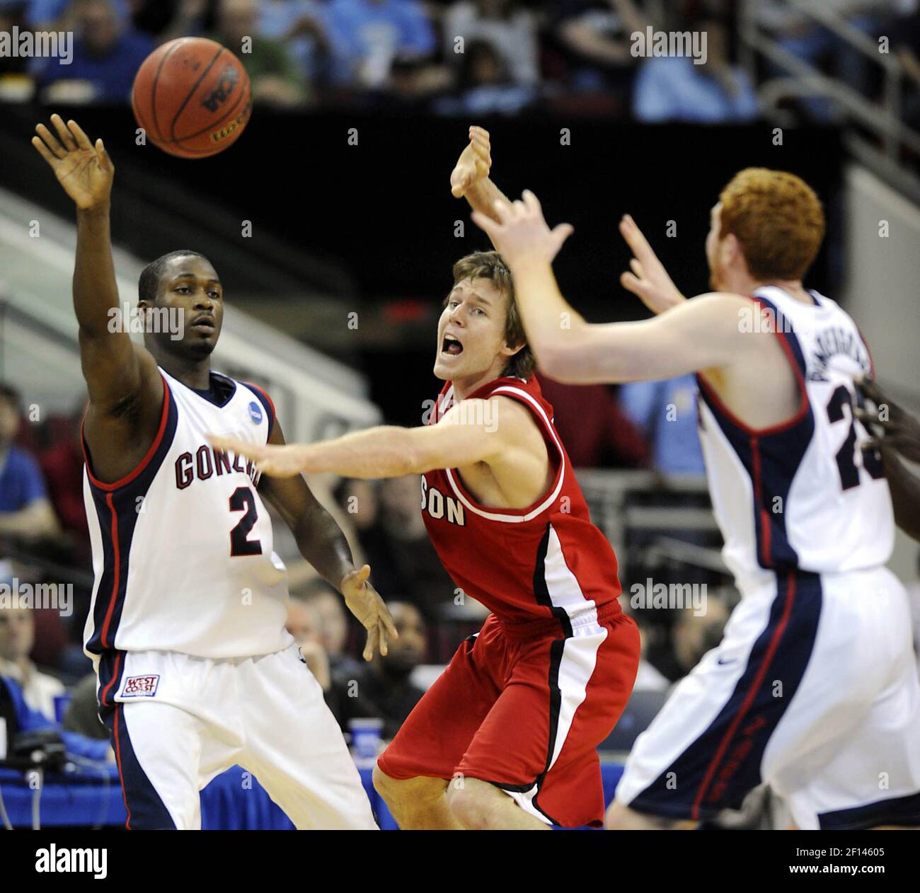 Davidson's Max Paulhus Gosselin (14) harasses Gonzaga's Jeremy Pargo (2 ...