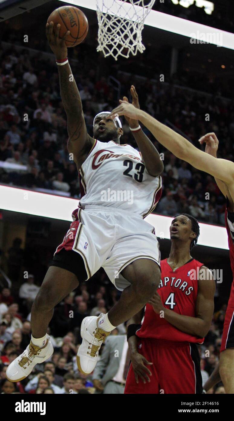 Cleveland Cavaliers forward LeBron James (23) drives past Toronto ...