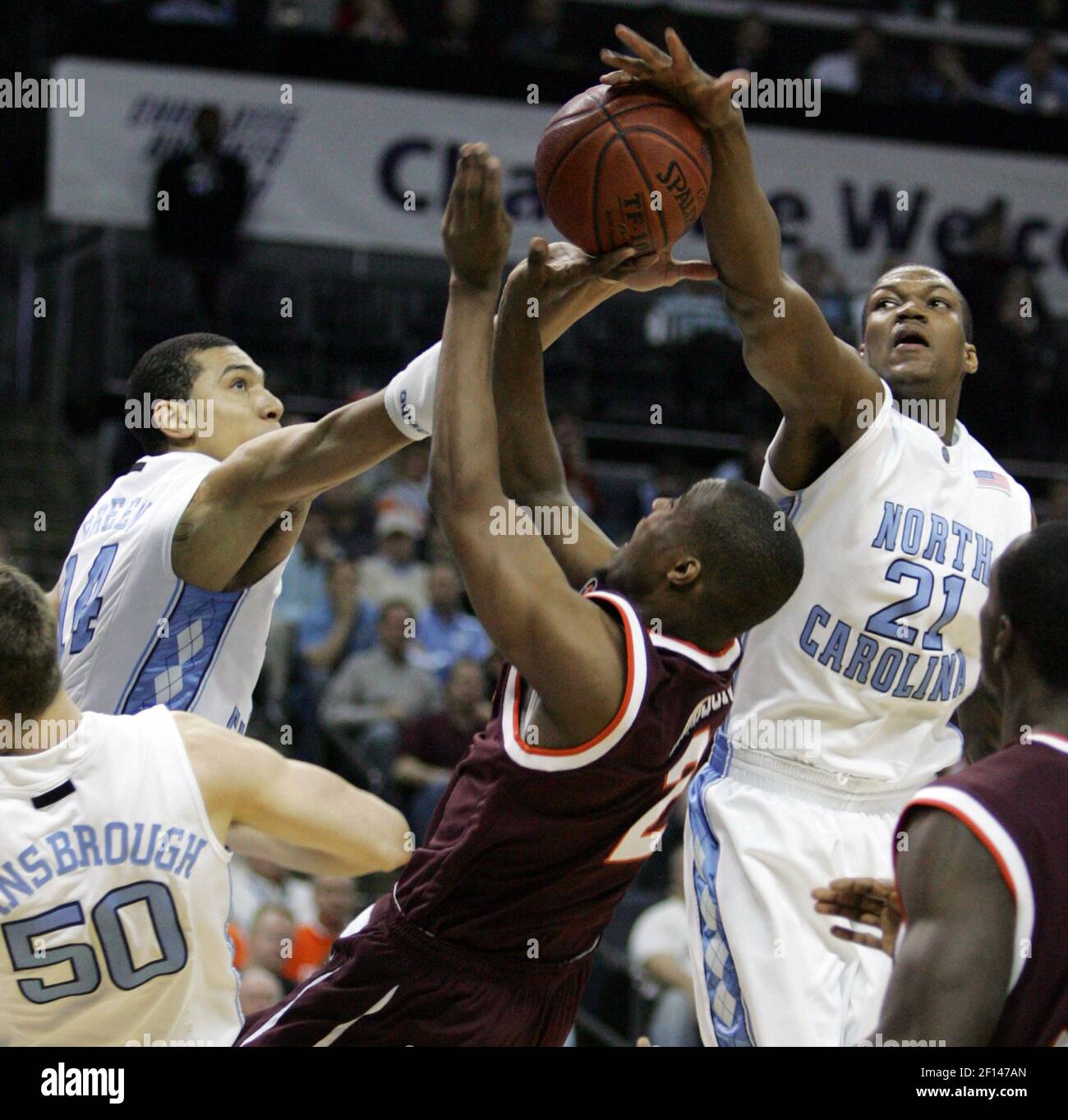North Carolina's Deon Thompson (21) and Danny Green team up to block ...